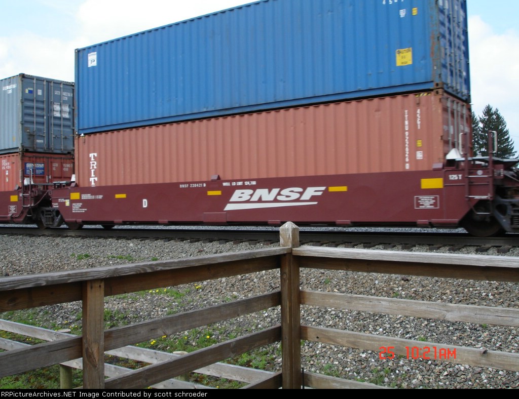BNSF 238421D Double Stackcar w/TTNU 922626 Container EB